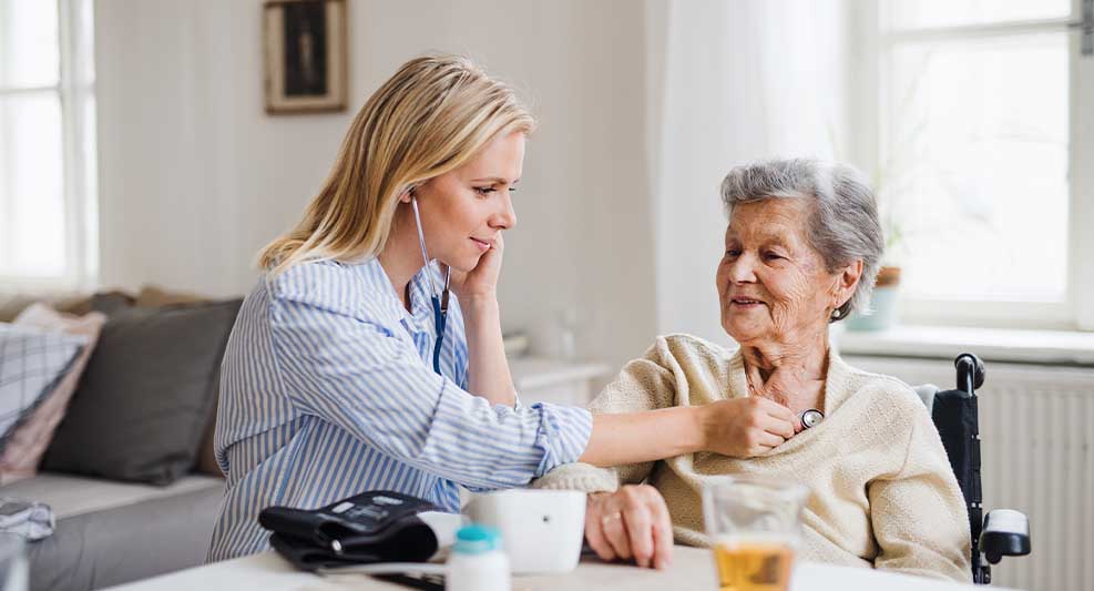 Aide financière pour personne âgée à domicile - Opaline Santé